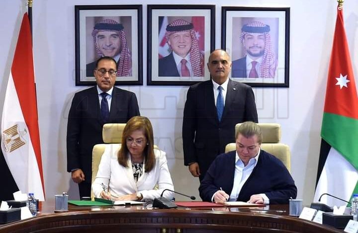 رئيسا وزراء مصر والأردن يشهدان توقيع ١٢ وثيقة في مجالات تعزيز التعاون
